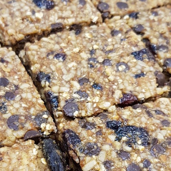 Μπάρα δημητριακών με δαμάσκηνο, καρύδια και σοκολάτα ~100γρ.
